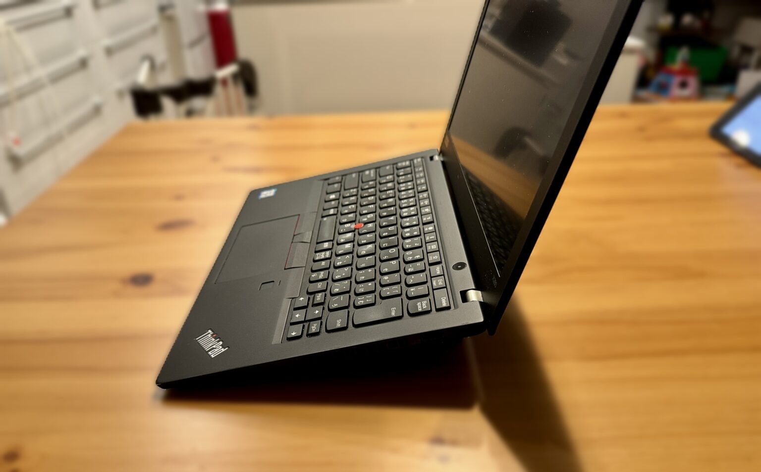 【生産性向上・疲労軽減】ノートパソコンスタンドのおすすめと選び方【載せるor貼り付けタイプ？】 | YK-BASEブログ